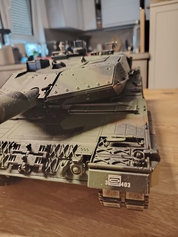 RC Panzer Leopard 2A6 - 1:16 in schöner Holzkiste zum Transport